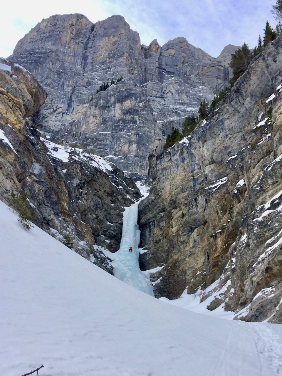The Professor Falls (WI4, 280m) - Canadian Rockies Alpine Guides